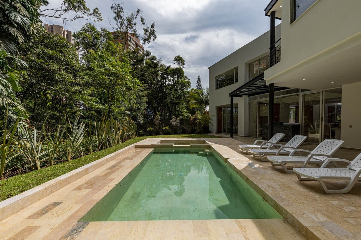 VISTA VERDE MANSION - LUXURY VILLA WITH MOUNTAIN VIEWS